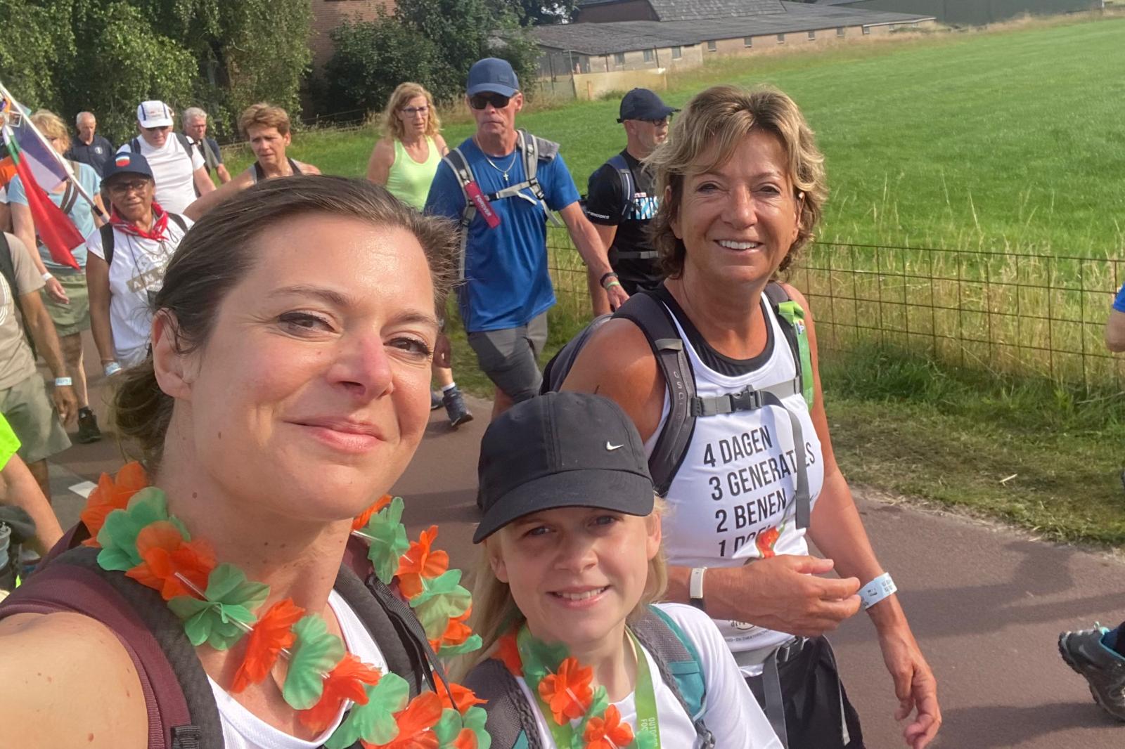 Annabel (11 jaar) loopt de Vierdaagse met haar moeder en oma | NPO Radio 5